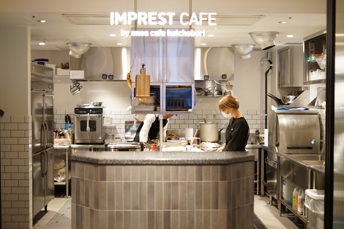 「IMPREST CAFE by anea cafe hatchobori」の魅力と、こだわりユニフォームの製作秘話を、深堀りInterview！ | WORKERS TREND